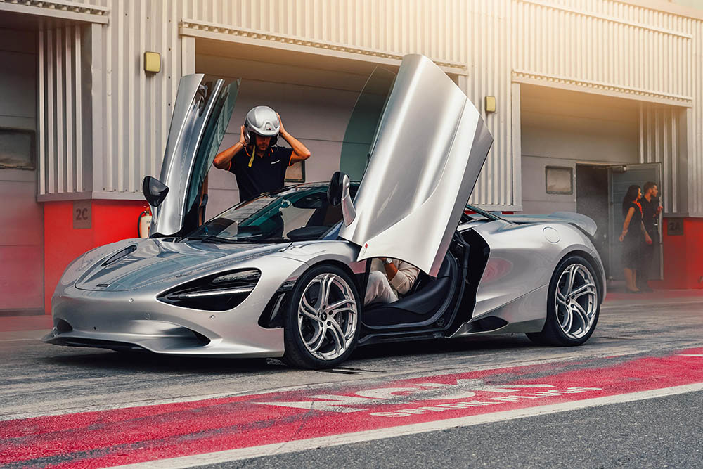 StriveME - عملاء ماكلارين دبي من مالكي طراز 750S الأوائل يختبرون ذروة مستويات أداء السيارة على ...